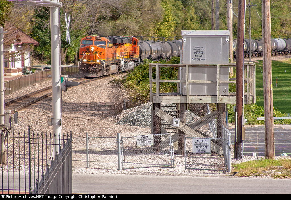 BNSF 7315 Leads U-HOTCNB7-06